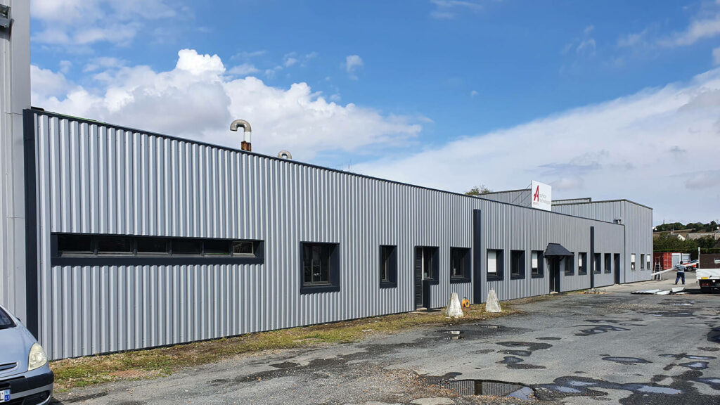 Pose de bardage métallique et isolation bâtiments industriels